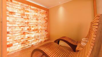 Uma sala de sauna com bancos de madeira e parede em mosaico.