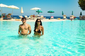 Piscina externa sazonal, guarda-sóis, espreguiçadeiras