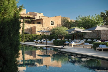 Terraço com espreguiçadeiras. Can Ferrereta