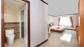 Quarto Deluxe | Minibar, cofre no quarto, secretária