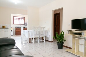 Apartamento, 2 quartos | Sala de estar | TV de tela plana