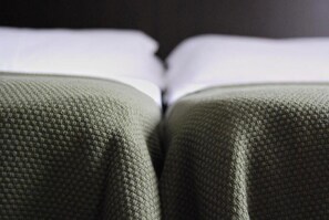 Quarto casal ou duplo | Edredons de pluma, frigobar, escrivaninha, berços grátis