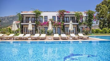 Piscina exterior, guarda-sóis, espreguiçadeiras