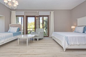 Quarto Premium | Cofre com capacidade para portátil, secretária, ferro/tábua de engomar