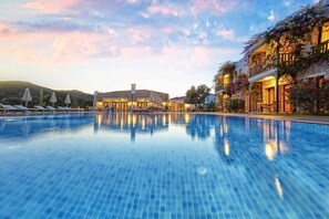 Piscina exterior, guarda-sóis, espreguiçadeiras