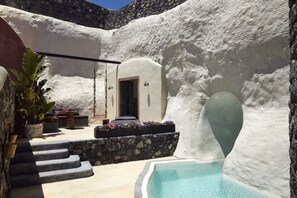 Assyrtiko Deluxe Suite with private outdoor heated pool | Terraço/pátio interior