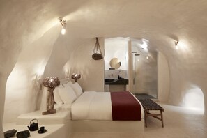 Vinsanto Honeymoon Villa with private heated pool and caldera view | Roupa hipoalergénica, cofre com capacidade para portátil 