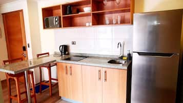 Apartamento (2H Matrimonial y 2 Twin) | Cozinha privada | Um frigorífico, um micro-ondas, uma placa de cozinha
