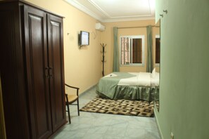 Estúdio sênior | Escrivaninha, cortinas blackout, Wi-Fi de cortesia