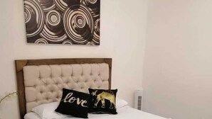 Quarto Duplo Básico | Cortinas/cortinados opacos, Wi-fi grátis, roupa de cama fornecida