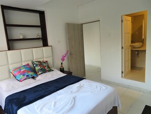 Quarto Duplo Familiar | Cortinas/cortinados opacos, Wi-fi grátis, roupa de cama fornecida 