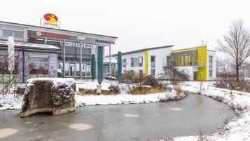 Um edifício comercial com Burger King, Nordsee e uma cafeteria.