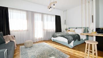 Estúdio, varanda, Vista para a cidade | Cofre com capacidade para portátil, cortinas/cortinados opacos