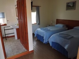 Secretária, ferro/tábua de engomar, berços/camas para crianças
