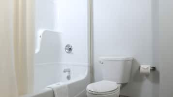 Uma casa de banho moderna com banheira, sanita e cortina de chuveiro.