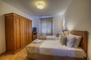 Roupa de alta qualidade, edredões de penas, cofre no quarto 