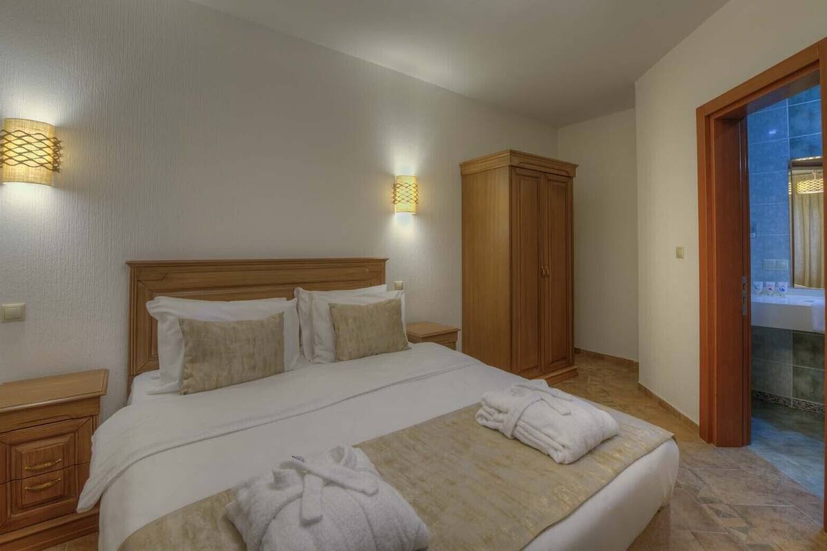 Casa de Campo Familiar | Roupa de alta qualidade, edredões de penas, cofre no quarto 