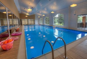 2 piscinas interiores, piscina exterior, guarda-sóis, espreguiçadeiras 