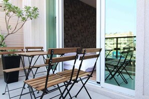 Quarto quádruplo conforto | Escrivaninha, quartos à prova de som, Wi-Fi de cortesia, roupa de cama