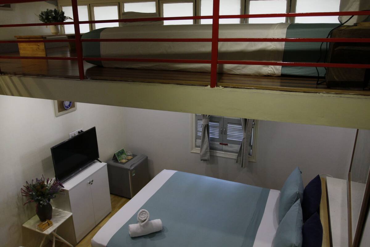 Quarto quádruplo família | Camas Tempur-Pedic, escrivaninha, espaço de trabalho para notebook