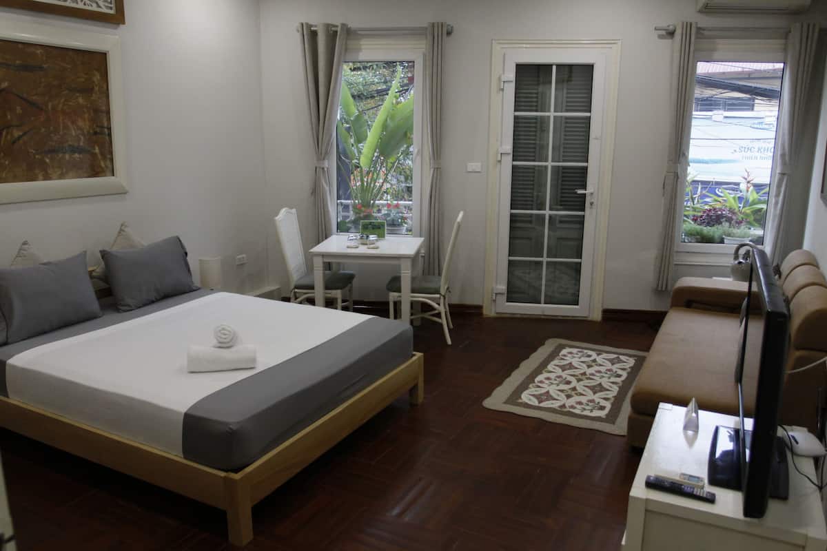 Quarto casal luxo, vista para a cidade | Camas Tempur-Pedic, escrivaninha, espaço de trabalho para notebook