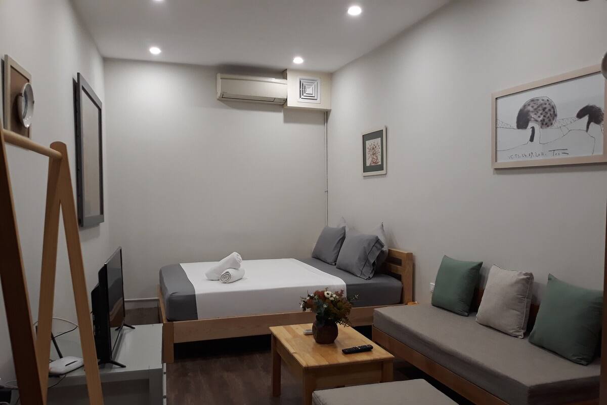 Quarto casal superior | Camas Tempur-Pedic, escrivaninha, espaço de trabalho para notebook