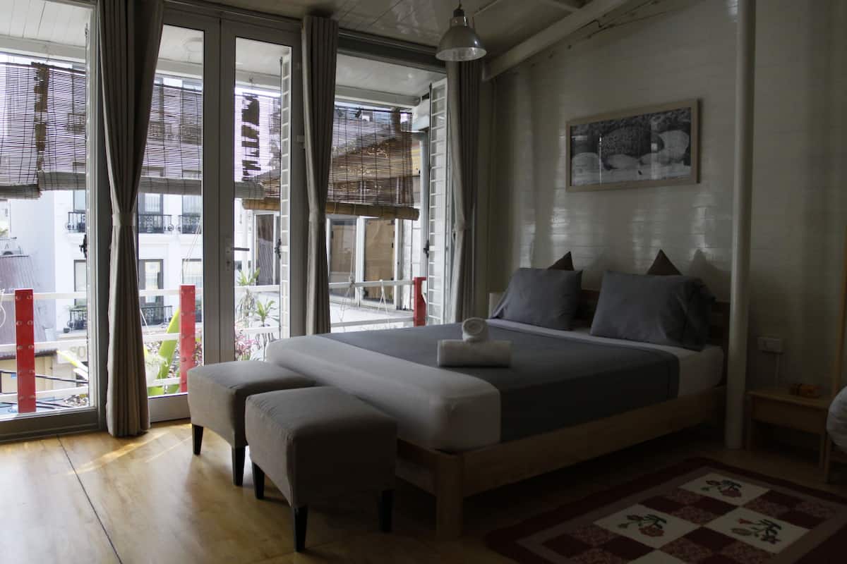 Quarto casal superior, vista para a cidade | Camas Tempur-Pedic, escrivaninha, espaço de trabalho para notebook