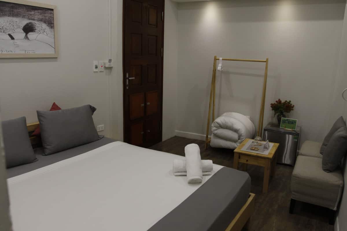 Quarto casal standard | Camas Tempur-Pedic, escrivaninha, espaço de trabalho para notebook