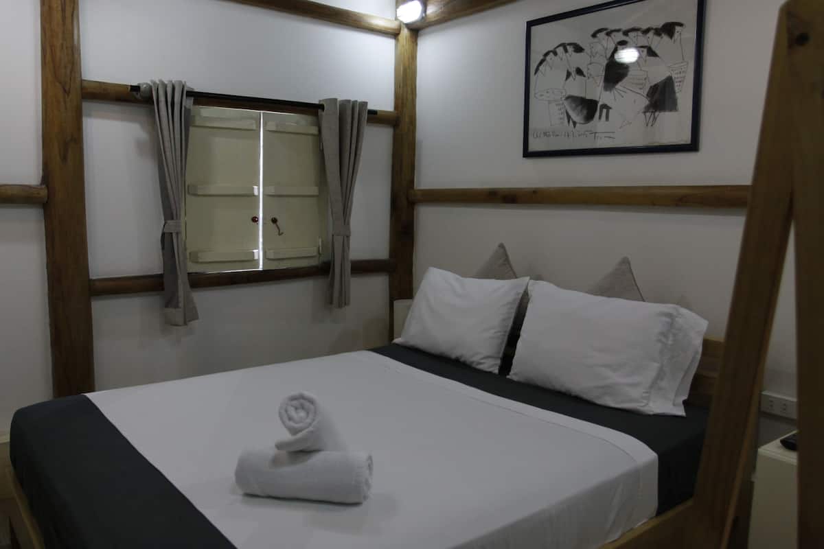 Quarto casal básico | Camas Tempur-Pedic, escrivaninha, espaço de trabalho para notebook