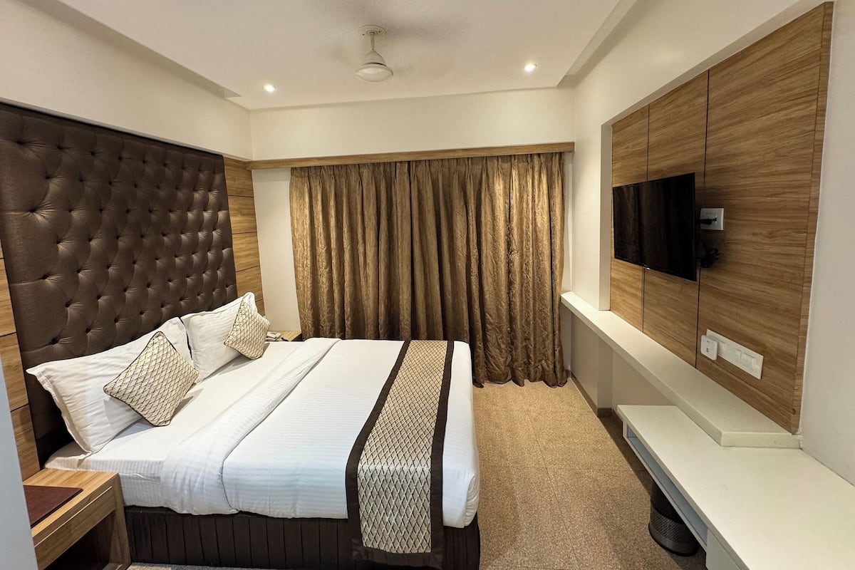 Quarto luxo | 1 quarto, escrivaninha, espaço de trabalho para notebook