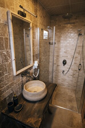 Quarto standard | Banheiro | Chuveiro, produtos de toalete grátis, secador de cabelo, chinelos