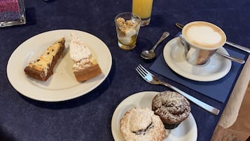 Café da manhã com buffet grátis todos os dias