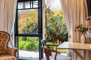 Roupa de alta qualidade, cofre no quarto, com decoração personalizada 