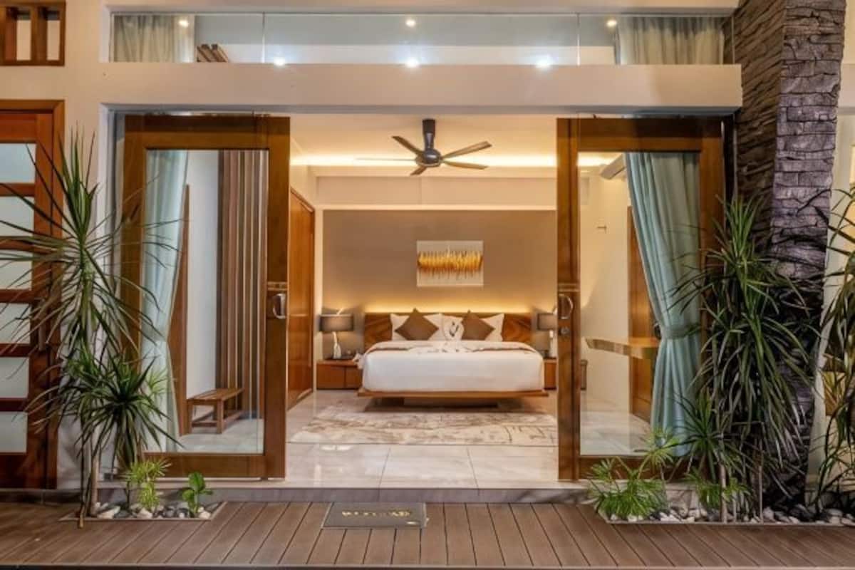 Cofres nos quartos, escrivaninha, cortinas blackout