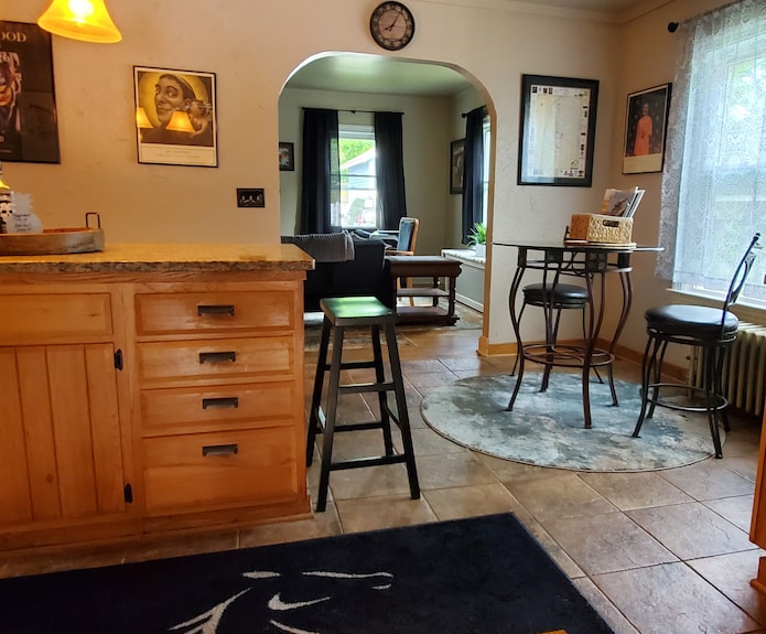 Saratoga Eastside Home - Walking Close To Track & Spac, Pet Friendly - Saratoga Springs, NY