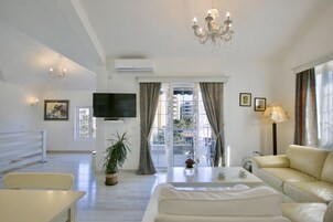 Apartamento premium (12) | Área de estar | TV LCD 22 polegadas com canais a cabo, TV, brinquedos