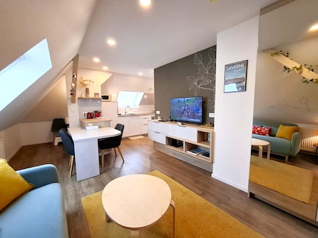 Estúdio Comfort (Josephine) | Sala de estar | TV de ecrã plano . Le Jardin des Roses