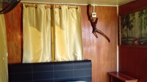 Quarto Standard | Roupa hipoalergénica, secretária, ferro/tábua de engomar