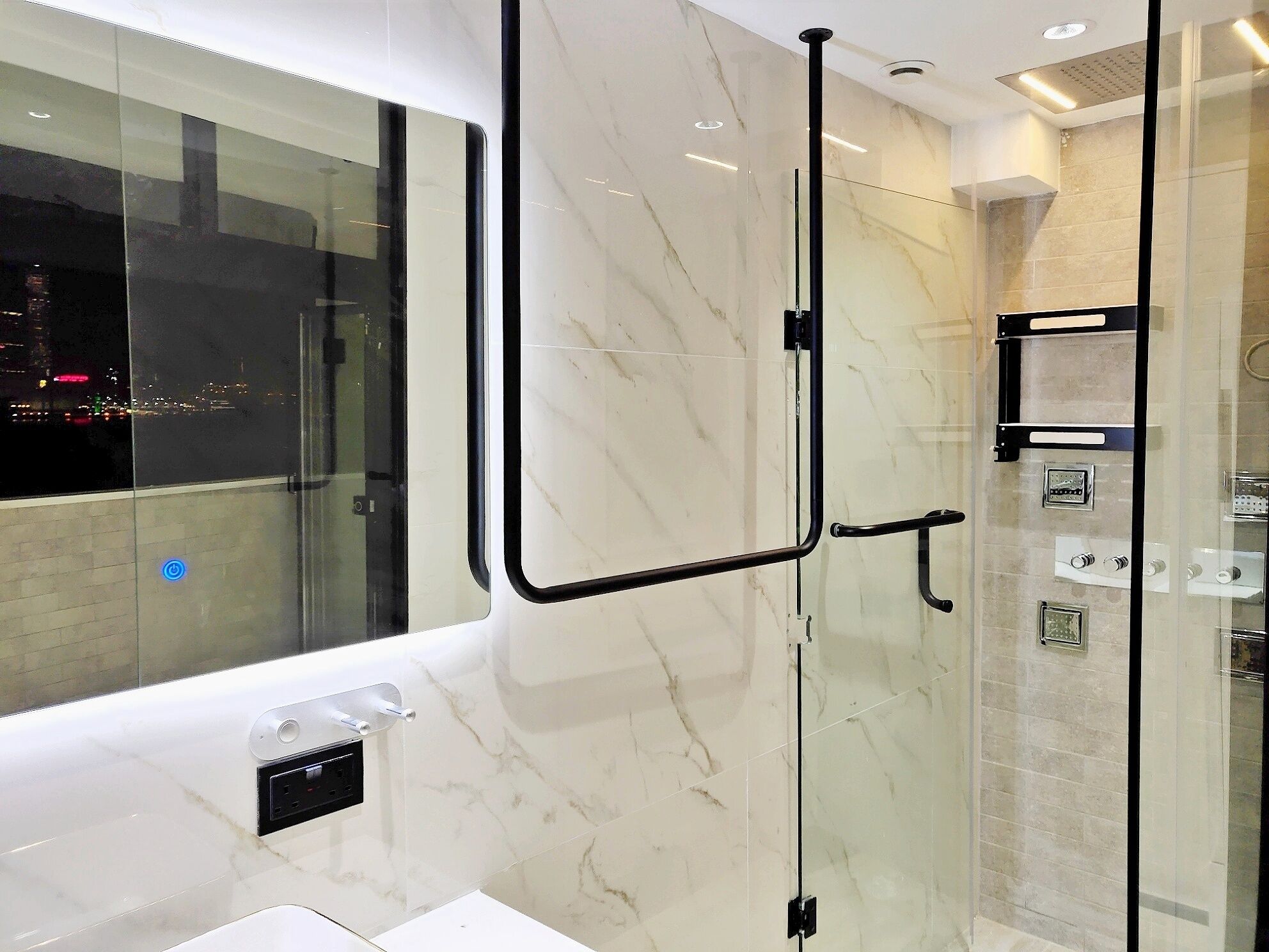 Quarto Duplo Premium, varanda, vista para o mar | Duche na casa de banho