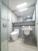 Quarto Standard | Casa de banho | Um polibã, artigos de higiene pessoal grátis, um secador de cabelo