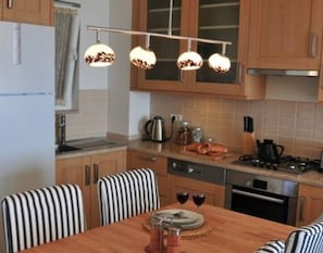 Fogão, cooktop, lava-louças, talheres/pratos/utensílios de cozinha