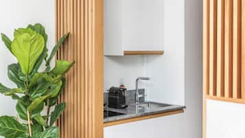 Estúdio Comfort, vista parcial para o mar (706) | Kitchenette privada | Um frigorífico, uma placa de cozinha, uma máquina de café expresso