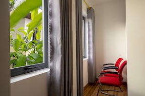 Quarto Duplo ou Twin Deluxe | Sala de estar | Televisor de ecrã plano de 32 polegadas com canais digitais, televisor 