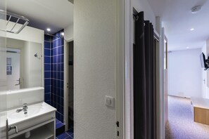 Chuveiro, toalhas de banho