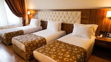 Quarto Triplo Standard | 1 quarto, roupa de alta qualidade, minibar, cofre no quarto