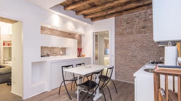 Apartamento, 1 quarto | Cozinha privada | Um frigorífico/congelador grande, um micro-ondas, um forno