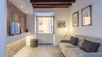 Apartamento, 1 quarto | Sala de estar | Televisor de ecrã plano de 32 polegadas com canais digitais, televisor