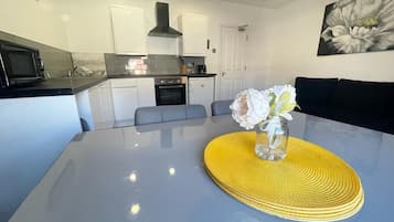 Apartamento, banheiro privativo | Cozinha compartilhada
