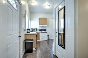 Apartamento Executivo em Condomínio Fechado, várias camas | Cozinha privada | Um frigorífico, um micro-ondas, um forno, uma placa de cozinha 