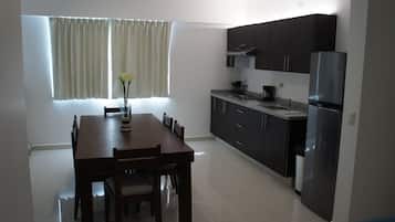 Suíte empresarial, 1 cama Queen | Cozinha americana privada | Geladeira grande, lava-louças, chapa
